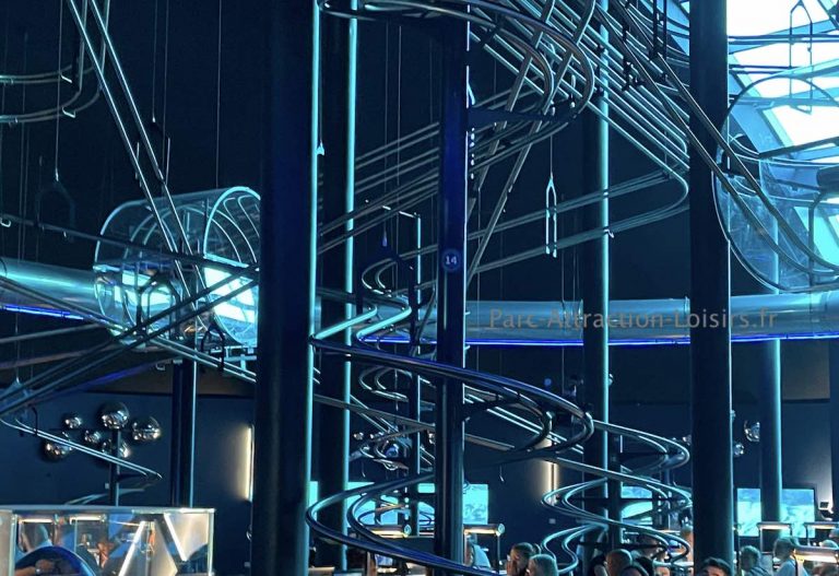 Test du Space Loop : le restaurant Roller Coaster du Futuroscope (vidéo ...