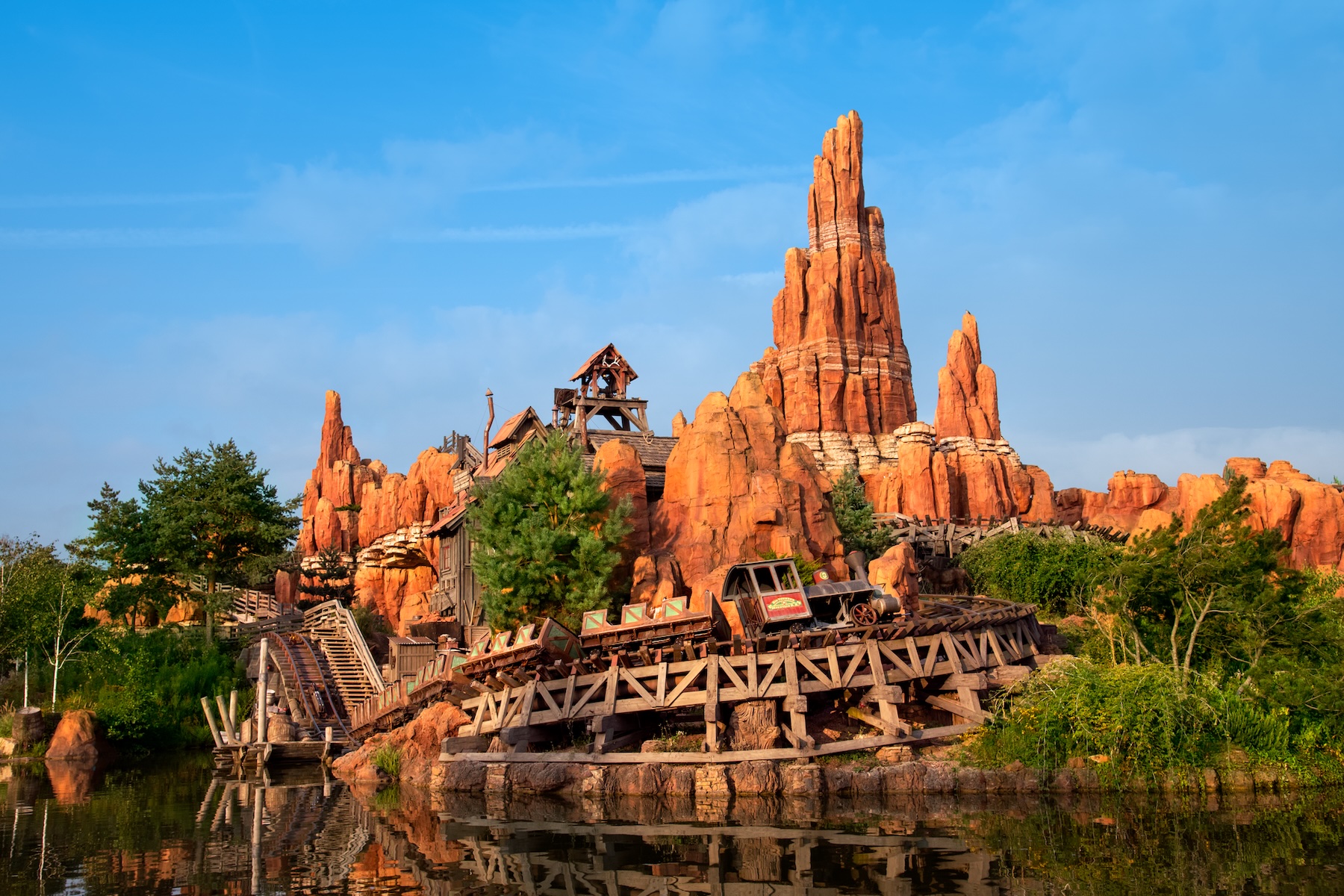 Big Thunder Mountain : le train de la mine de Disneyland prêt pour sa ...