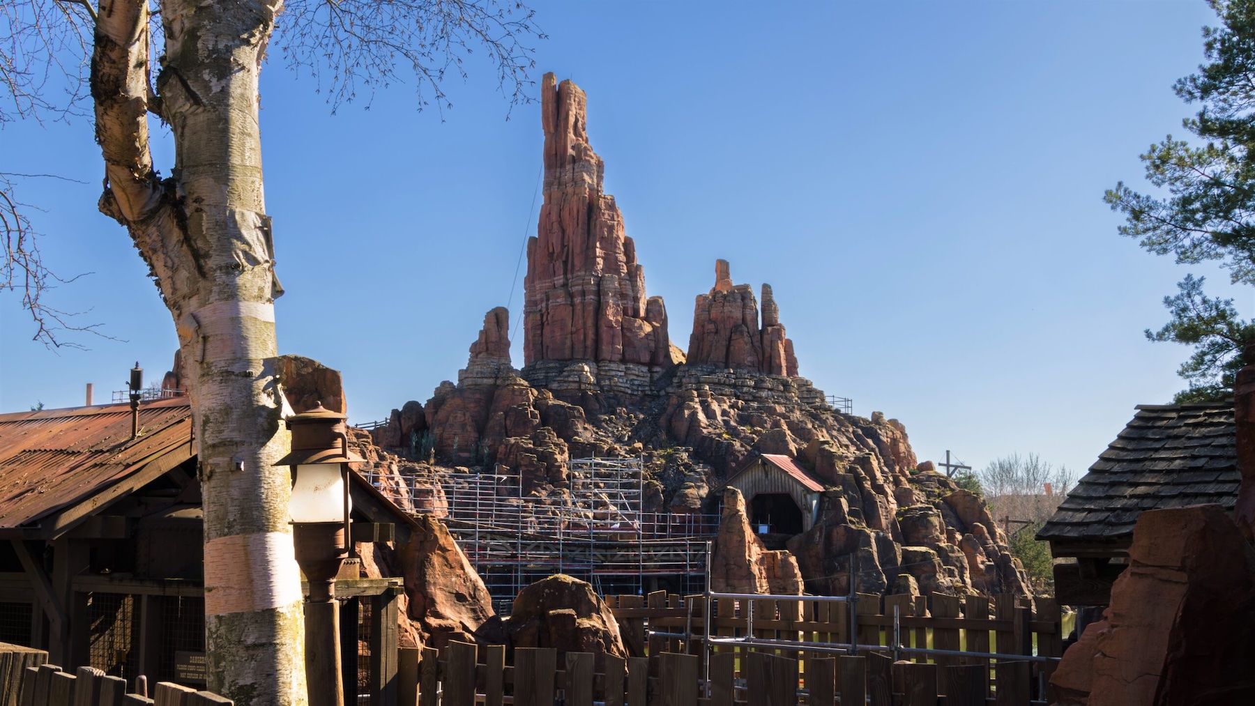 Big Thunder Mountain : le train de la mine de Disneyland prêt pour sa ...